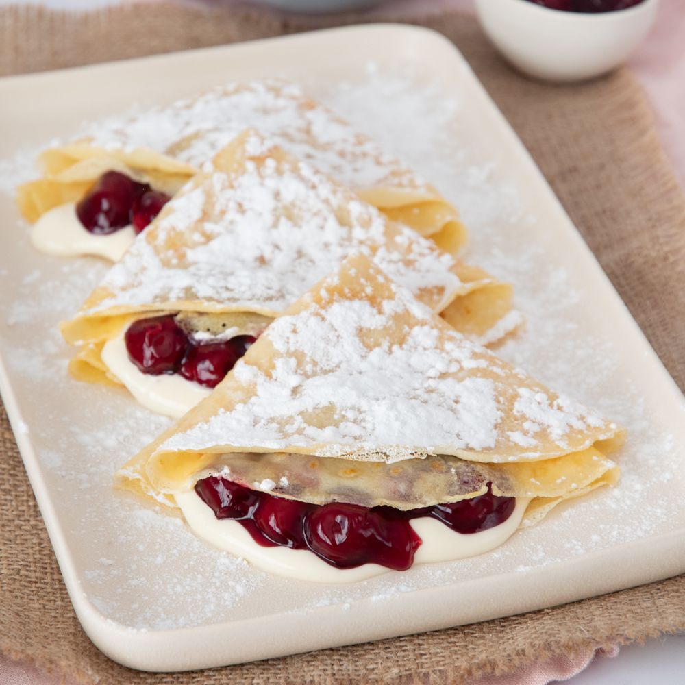 MonChou flensjes met warme kersen - Laura's Bakery