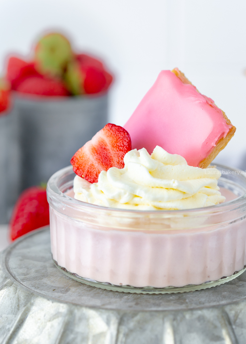 Cheesecake toetje met aardbeien - Laura's Bakery